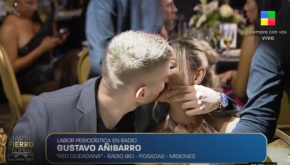 El apasionado beso de Leandro Frank y su novia en los Martin Fierro Federal